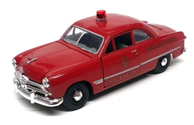 Motor Max 1/24 Scale 2624H - 1949 Ford Battalion Fire Chief St. Louis ...