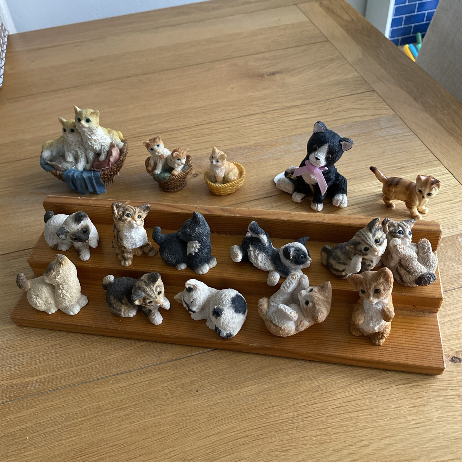 Assorted Ceramic Cat Models And Stand Collectors Item 16 Models And ...