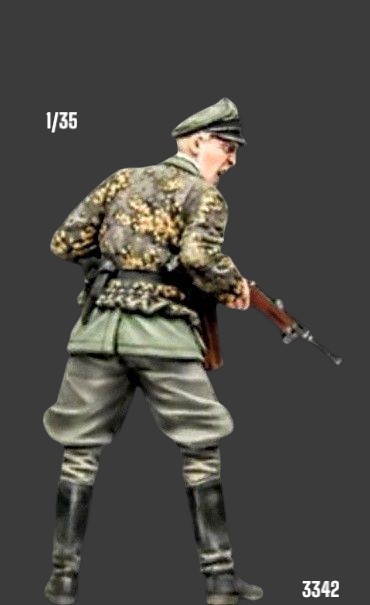 1/35 Resin Figure German WW2 Whermacht Officer w MP40 In A Fight Model ...