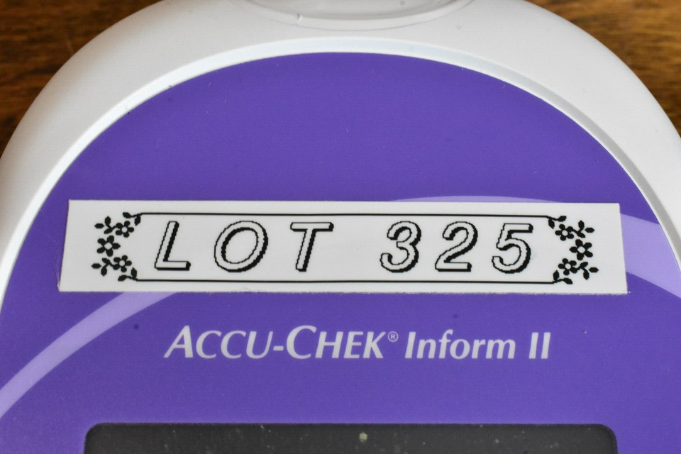 Roche Cobas Accu-Chek Inform II Glucose Meter w/Base & Charger PLEASE ...