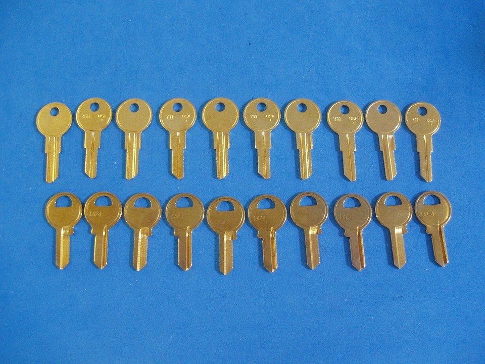 LOT OF 131 PIECE LARGE LOCKSMITH KEY BLANK ASSORTMENT HOME AND OFFICE ...