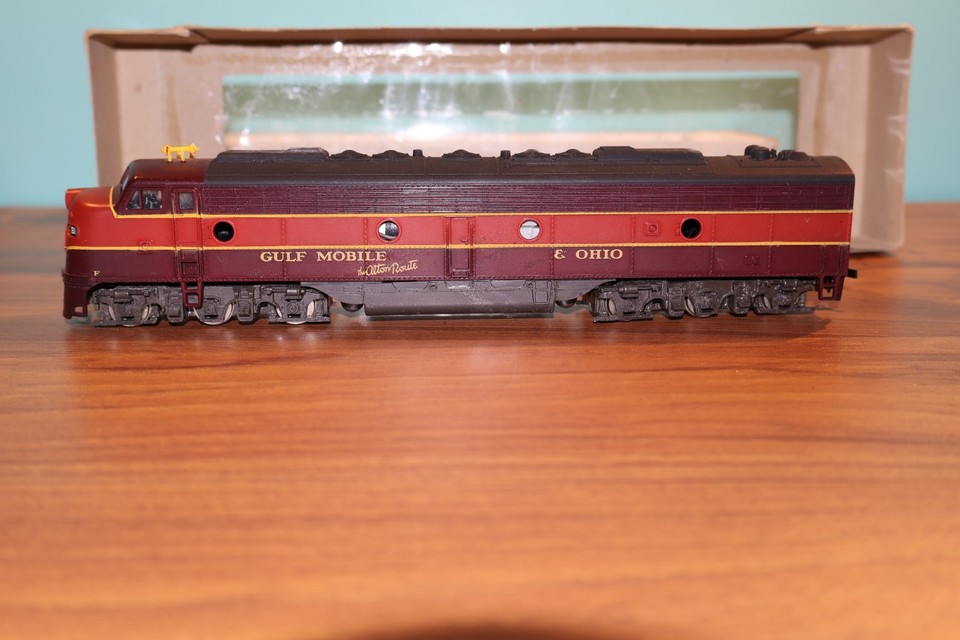Model Power E9 Gulf Mobile & Ohio Powered Diesel Locomotive | eBay