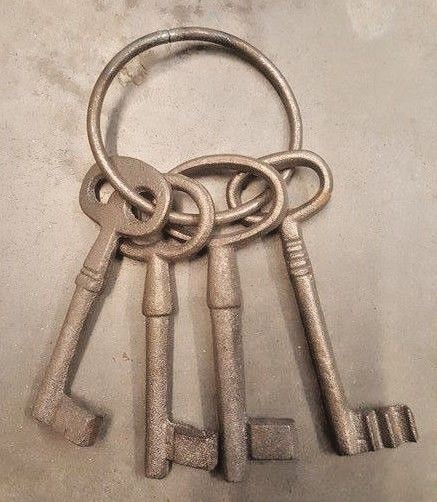 4 Large Jailhouse Keys Jailer Keyring Skeleton jail key with ring, raw ...