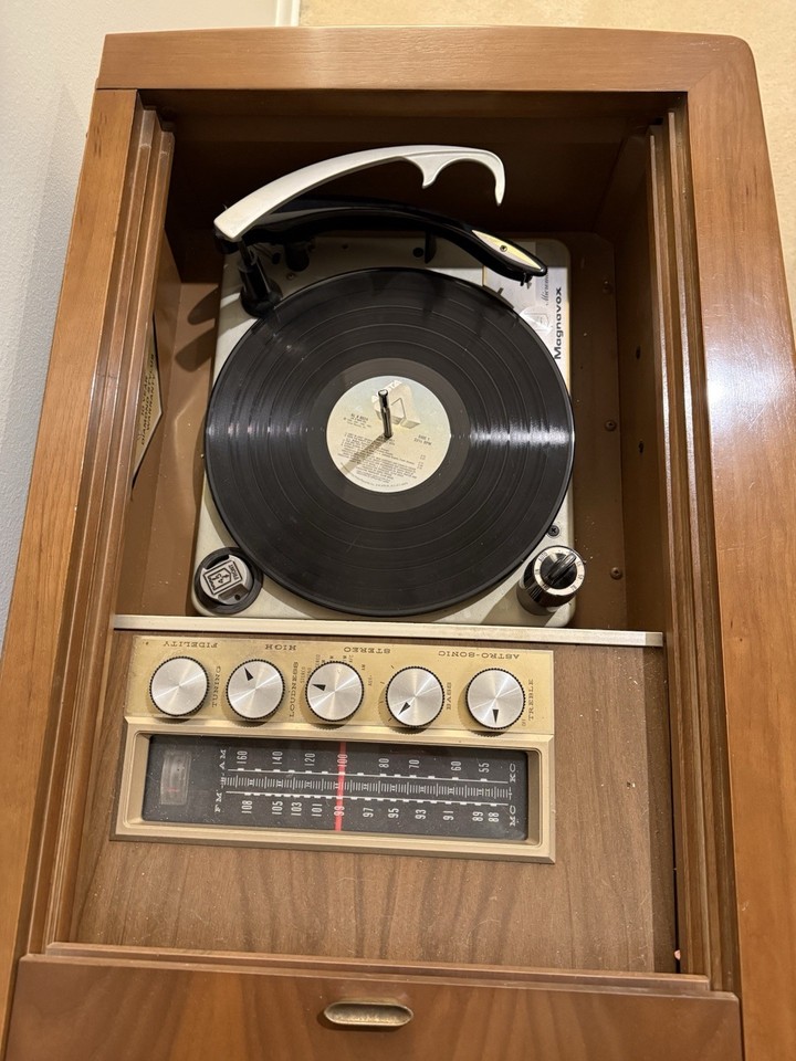Magnavox Astro-Sonic Cabinet Turntable 1964 Vintage. Great Condition ...