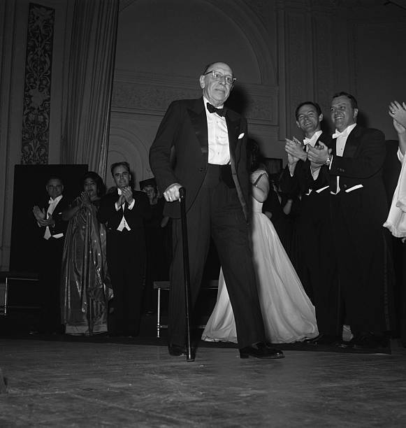 Striding stage composer Igor Stravinsky receives enthusiastic a- 1962 ...