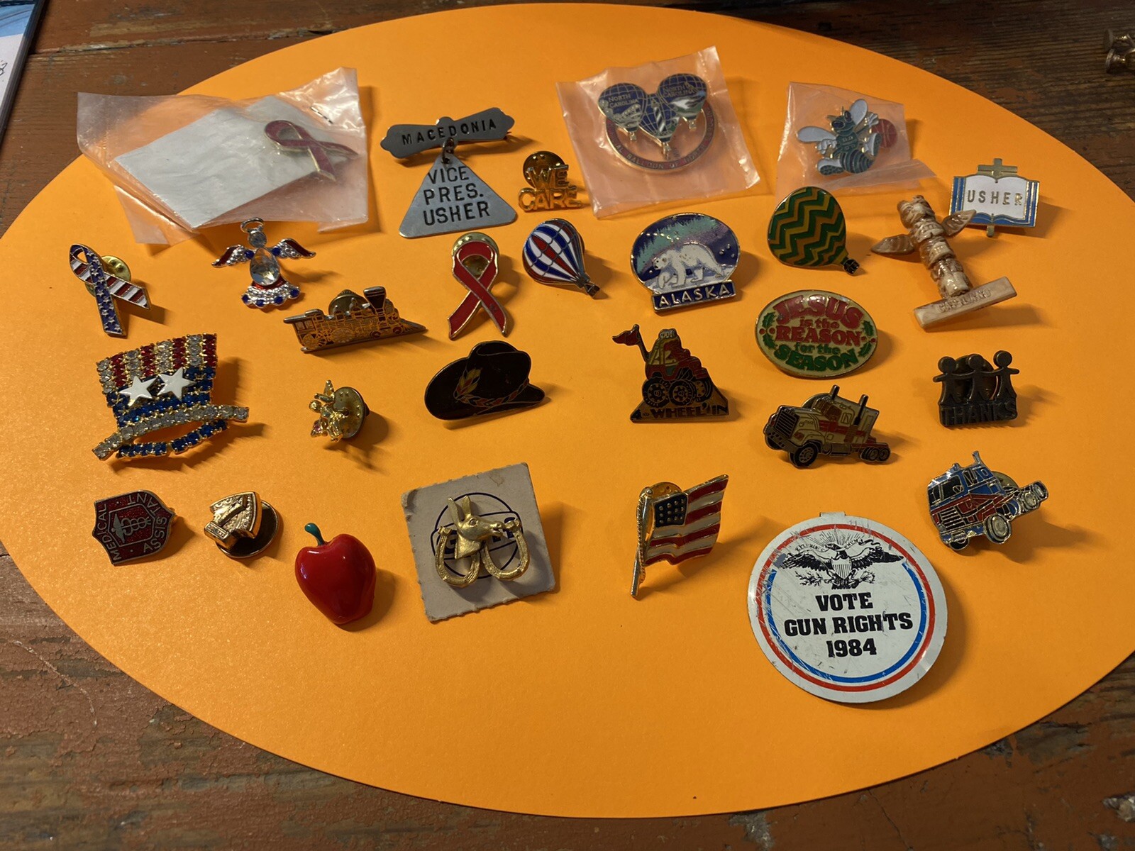 28 vintage pins lot. 1960/70/80’s Collection - Gem