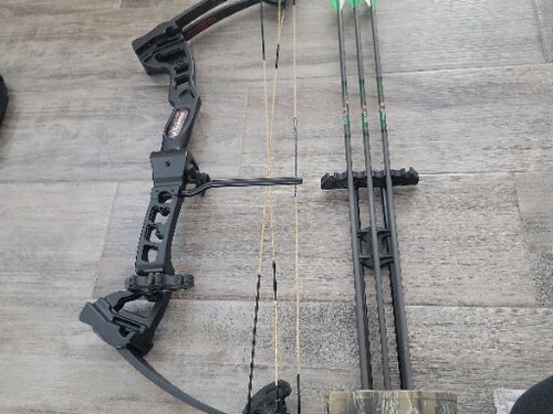 barnett vortex lite compound bow,and three Redhead Carbon fury arrows ...