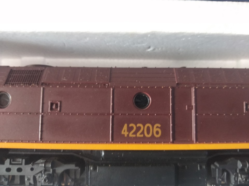 MODEL TRAINS Lima Diesel Locomotive Australian NSWGR 422 class 42206 ...