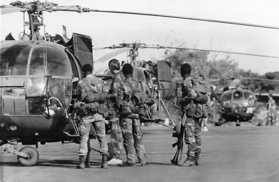 8023 Rhodesian War Photo Trooper in Alouette G Car with FN MAG RLI ...