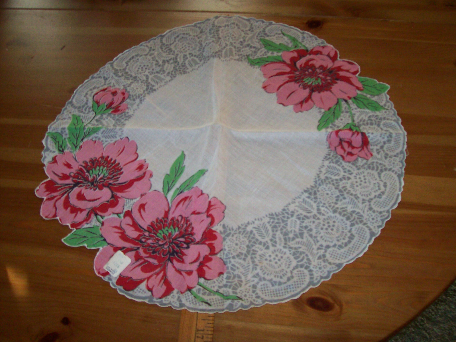VINTAGE AROUND 1950'S LABEL SCALLOPED ROUND TABLE SCA… - Gem