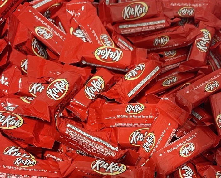 KIT KAT Chocolate Bars Miniatures, 32oz (2LB) Bulk Candy, Miniatures ...