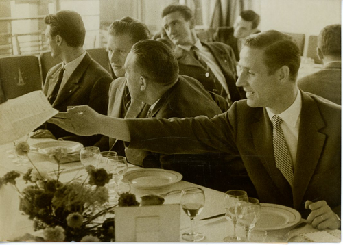 Raymond Kopa signe un autographe ! Vintage silver print,Raymond ...