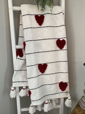 Rachel Roy 50"x60" Gorgeous Cream Thick Tasseled Plush Heart Decor ...