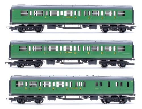 HORNBY 'OO' GAUGE LOT OF 3 SR GREEN BRAKE/COMPOSITE PASSENGER COACHES ...