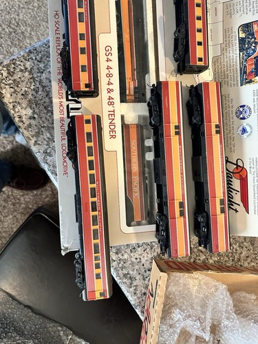 Bachmann Southern Pacific Lines “The Daylight” HO Scale Train with (5 ...