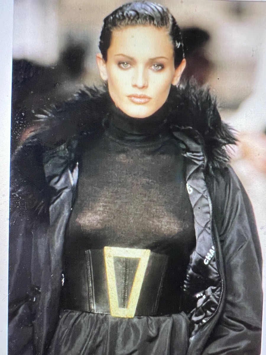 CHANEL 1994A-1995 VINTAGE CC LOGO BURGUNDY JACKET 24K GOLD CHANEL 1994A-1995 VINTAGE CC LOGO BURGUNDY JACKET 24K GOLD
