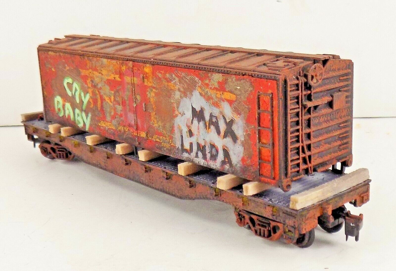HO FLAT CAR BOX CAR CUSTOM LOAD GRAFETTI COLLECTIBLE DISTRESSED DIRTY ...