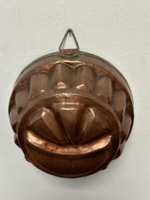 Antique English, 19th century. Heavy copper kitchen pudding mold with ...