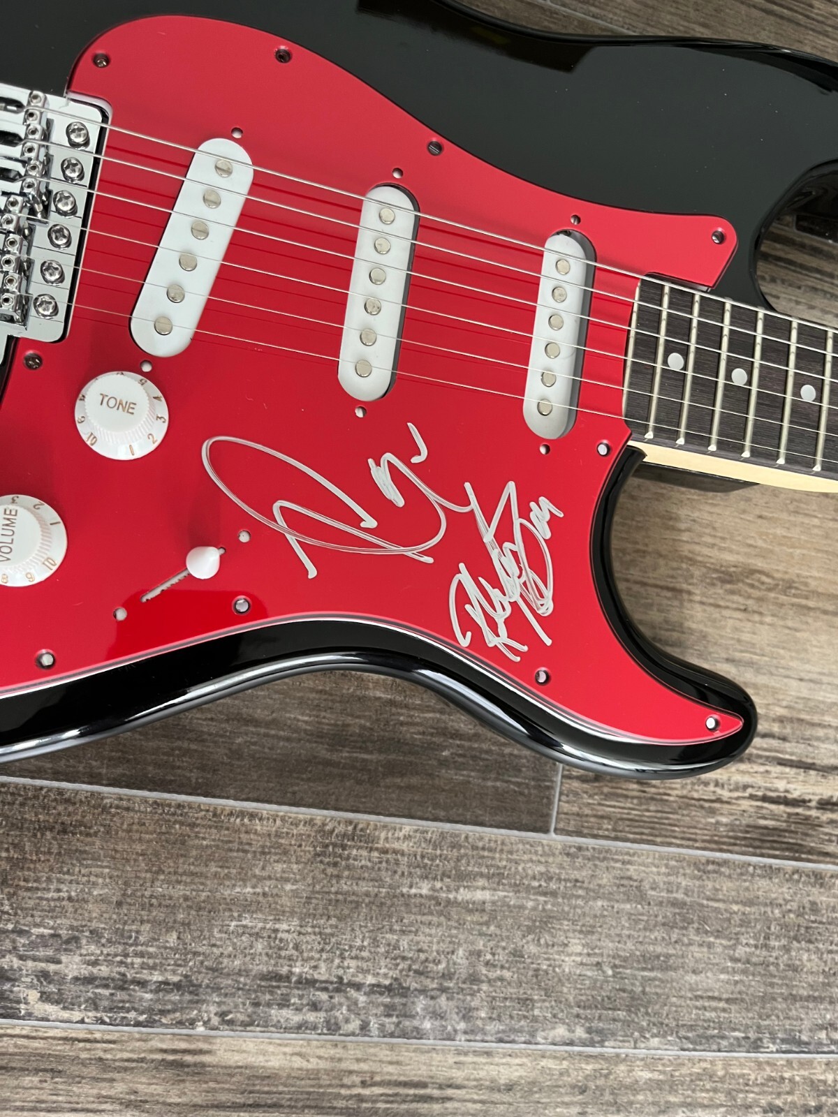 * HURRICANE * signed electric guitar * ROBERT SARZO & TONY CAVAZO * 3 ...