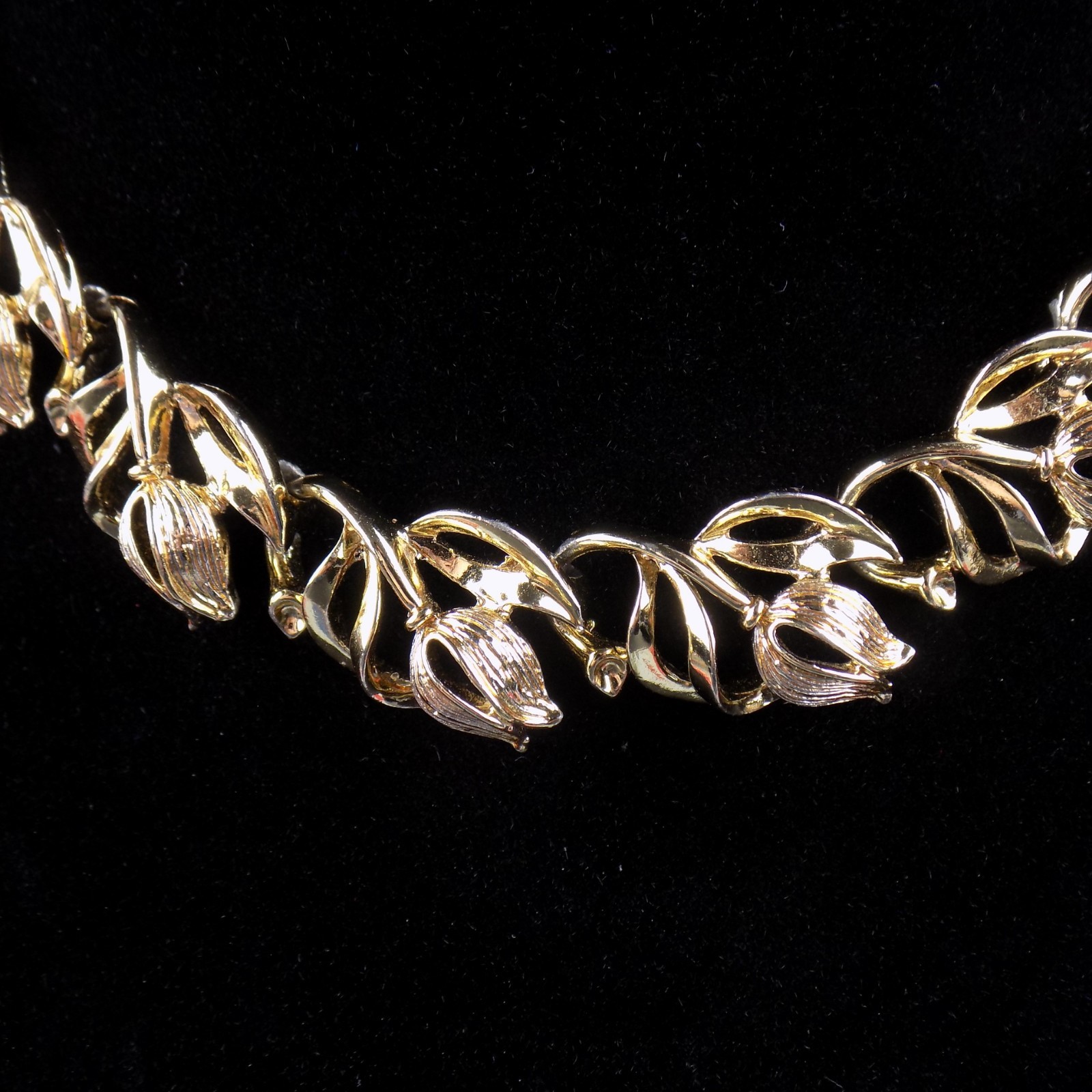 Signed LISNER Vintage SEGMENTED FLOWER tulip CHAIN N… - Gem