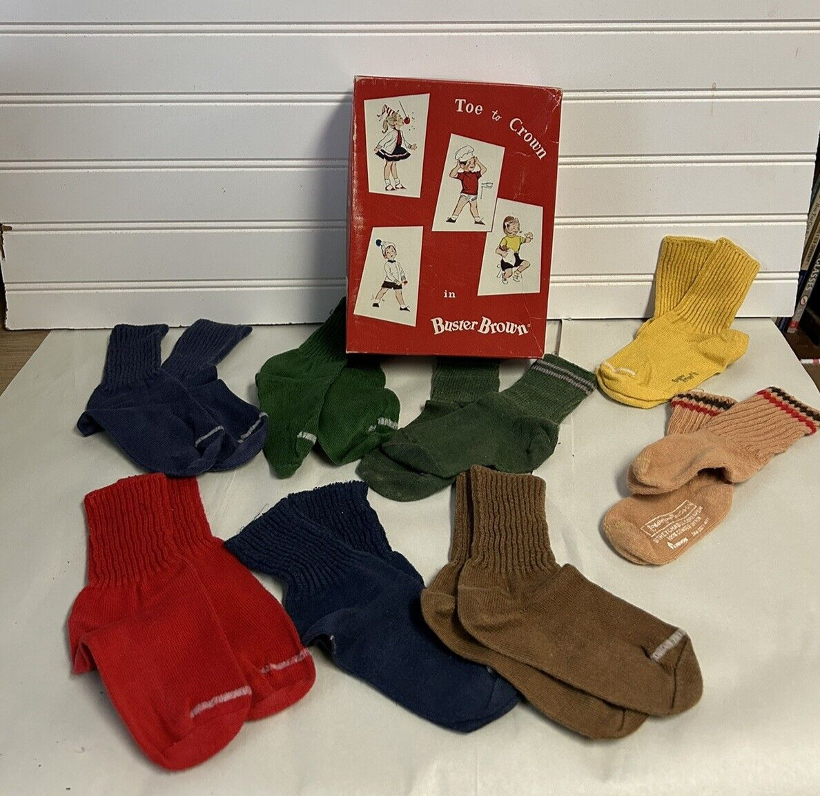 Vintage BUSTER BROWN shoes advertising box with 8 pai… - Gem