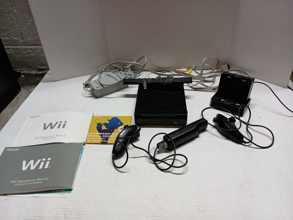 Nintendo Wii RVL-001 Black Console Bundle w/ Controllers, Cables & Box ...