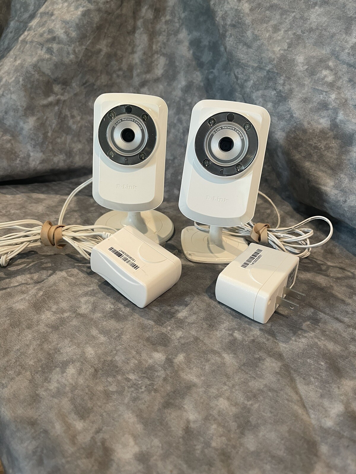 2 D-Link Day & Night Wi-Fi Cameras Remote Viewing DCS-932L A1 w/ Power ...