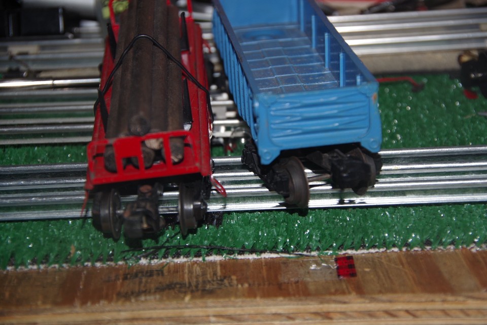 Lionel 6042 Light Blue Gondola & 6121 Red Flat Car With Wooden Poles ...