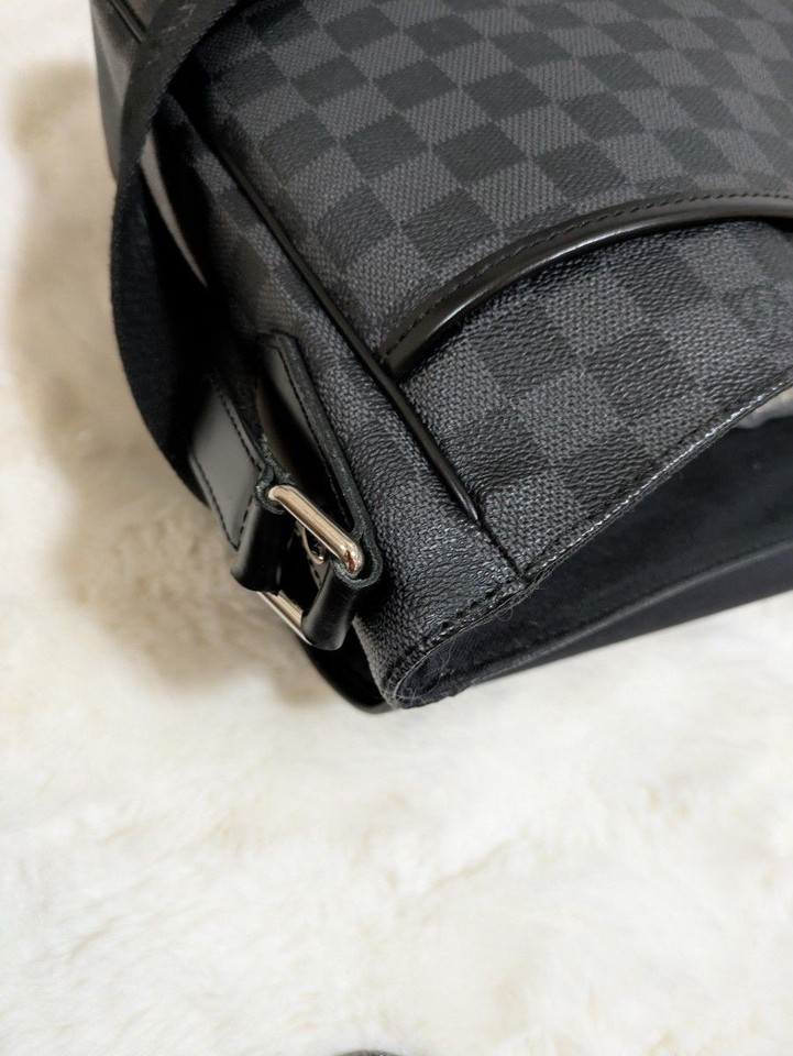 Borsa a tracolla Louis Vuitton Damier Graphite District PM usata dal ...