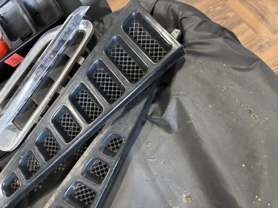 02-13 Cadillac Escalade EXT Pair Bed Vent Louver Trim Cladding 03 04 05 ...