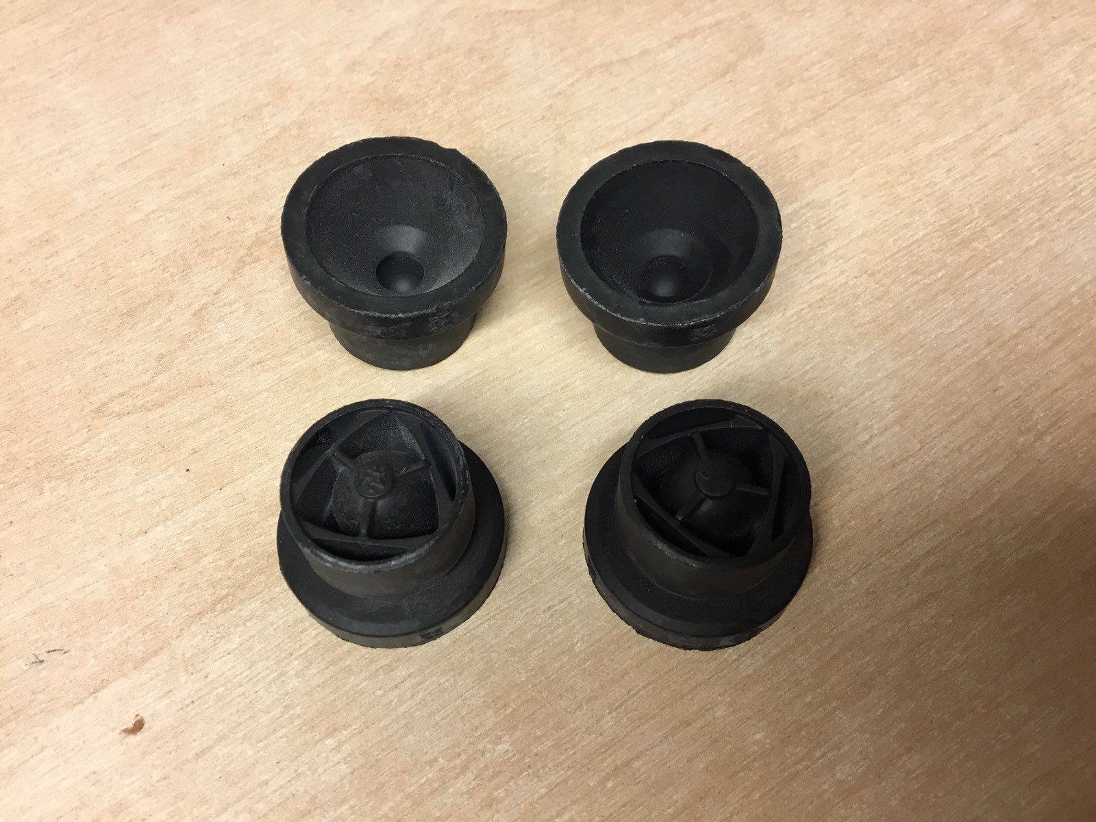 4 x VAUXHALL/OPEL VECTRA INSIGNIA ENGINE COVER BUSHING RETAINER 5850765 ...
