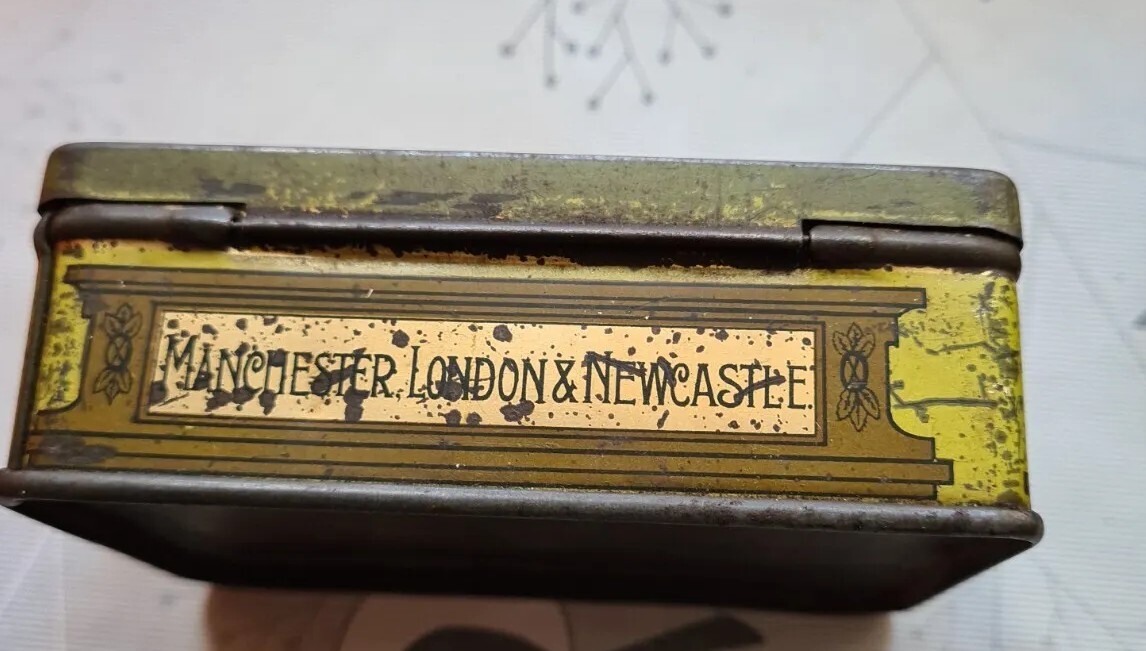1930's MEADOWLAND CIGARETTES 50 Hinged TIN | Grelly UK
