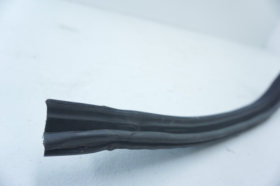 MERCEDES 300CD 280CE W123 COUPE , REAR LEFT SIDE WINDOW UPPER RUBBER ...