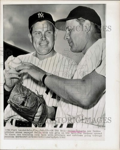 1962 Press Photo Pitcher Robin Roberts shows Ralph Houk his grip in ...