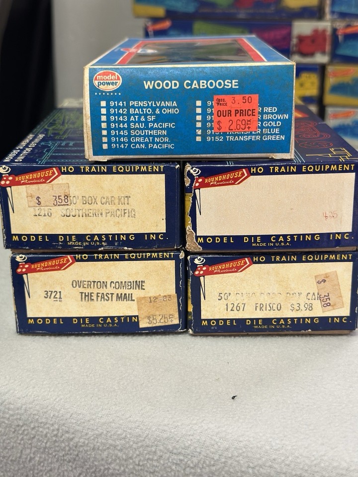 Vintage HO Scale Train Lot Roundhouse & Model Power Boxcars Caboose ...