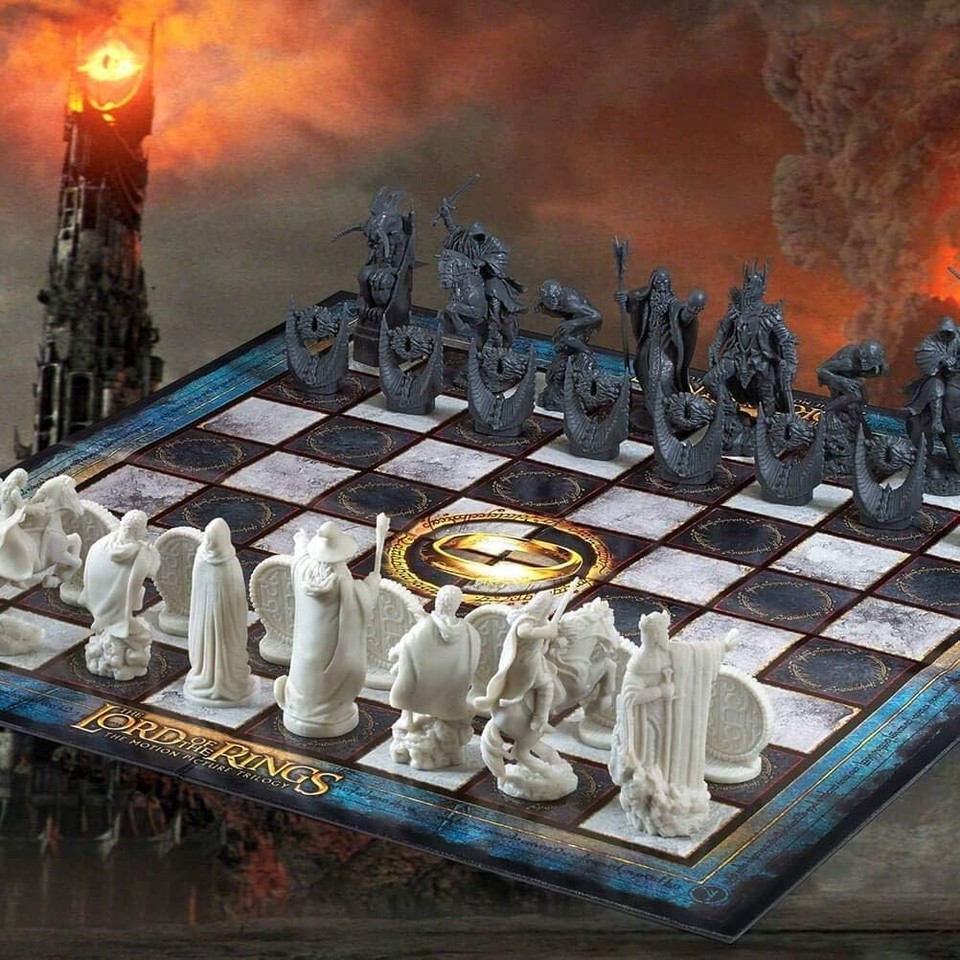The Noble Collection Lord of Rings Chess Set: Battle for Middle-Earth ...