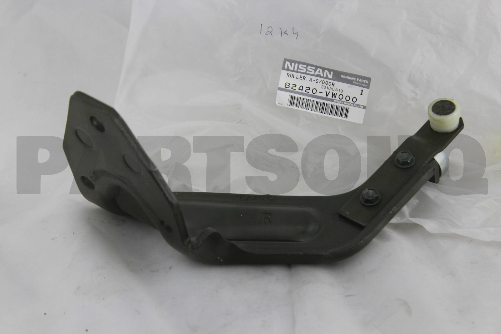 82420VW000 Genuine Nissan ROLLER ASSY-SLIDE DOOR,LOWER RH 82420-VW000 ...