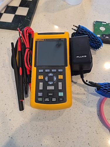 FLUKE 123 Industrial Scopemeter. 20 mHz - Tested-Fully Functional ...