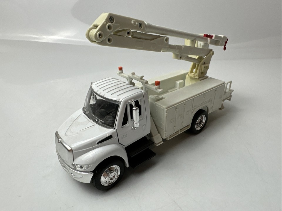 NewRay 15913E 1:43 Utility - International 4200 Maintenance Truck ...