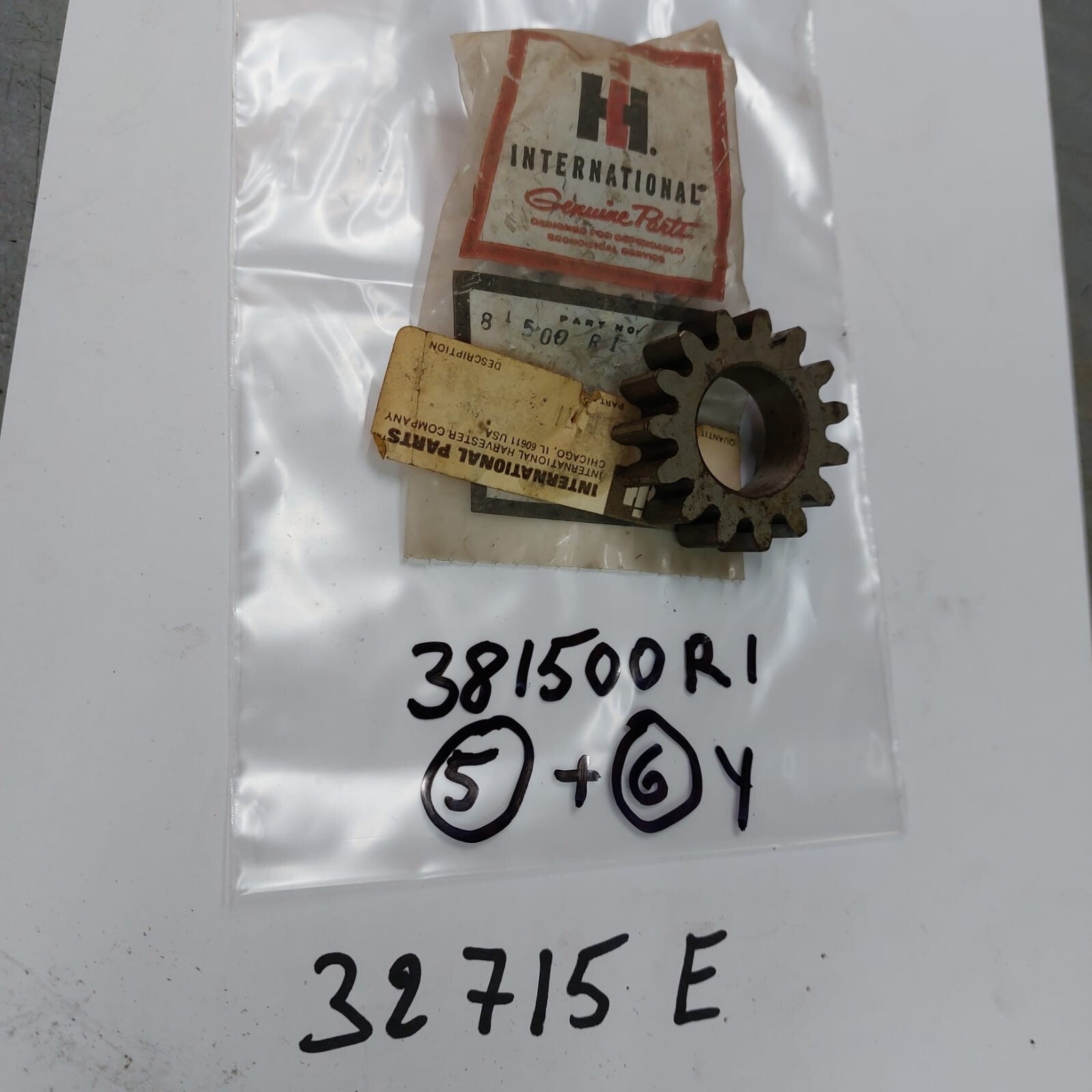 NEW NOS TRACTOR PARTS 381500R1 PINION Case parts 3088, 6388, 1256, 3288 ...