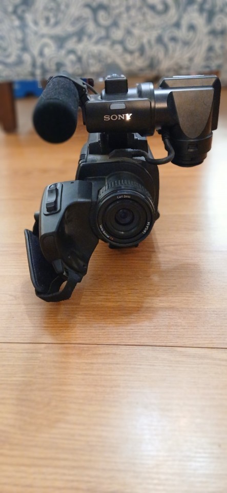 SONY HDR-HC1 1080i Mini DV HDV Handycam Video Camera Camcorder Record ...