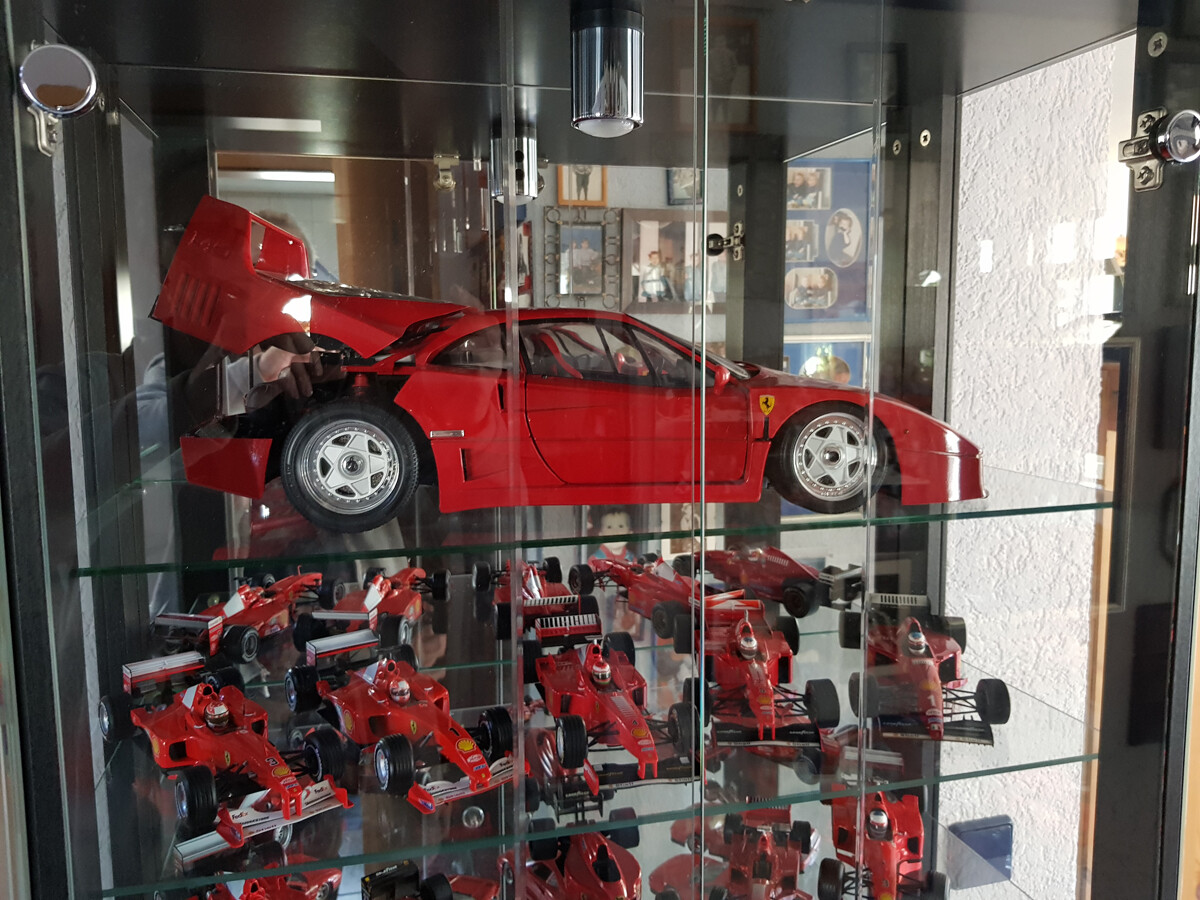 Ferrari Sammlung in Vitrine mit 26 Ferrari verschiedene Maßstäbe nur ...