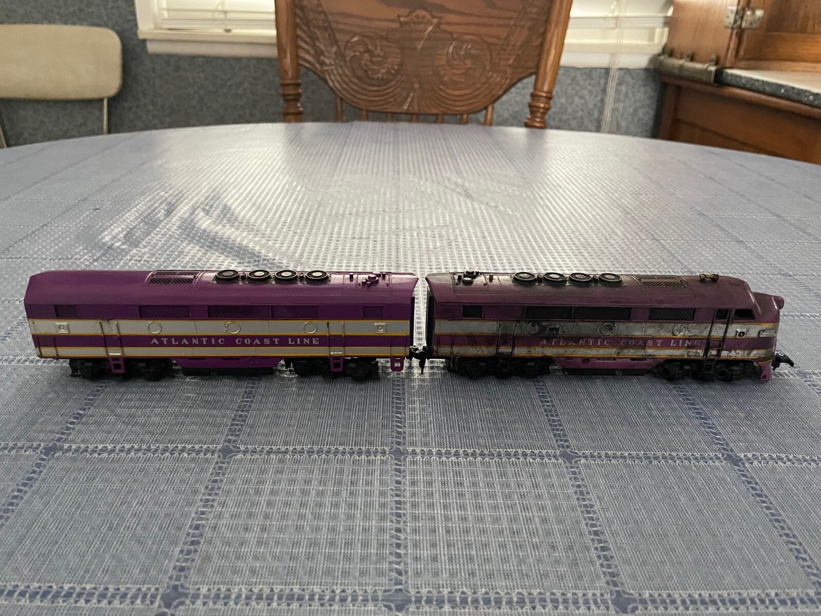 HO Atlantic Coast Line Powered Diesel Engine Locomotive w/Passenger ...