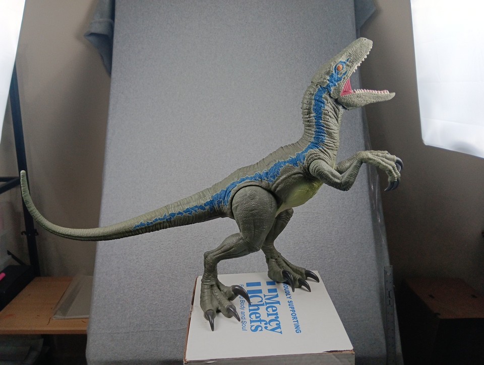 Jurassic World Super Colossal Velociraptor Raptor Blue Action Figure ...