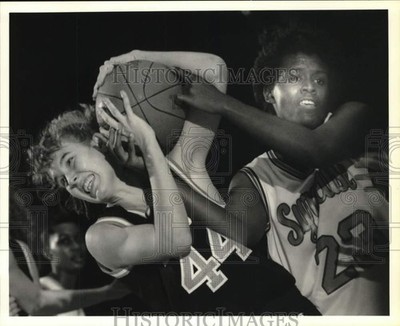 1991 Press Photo Syracuse U basketball player Stacey Lewis battles for ...