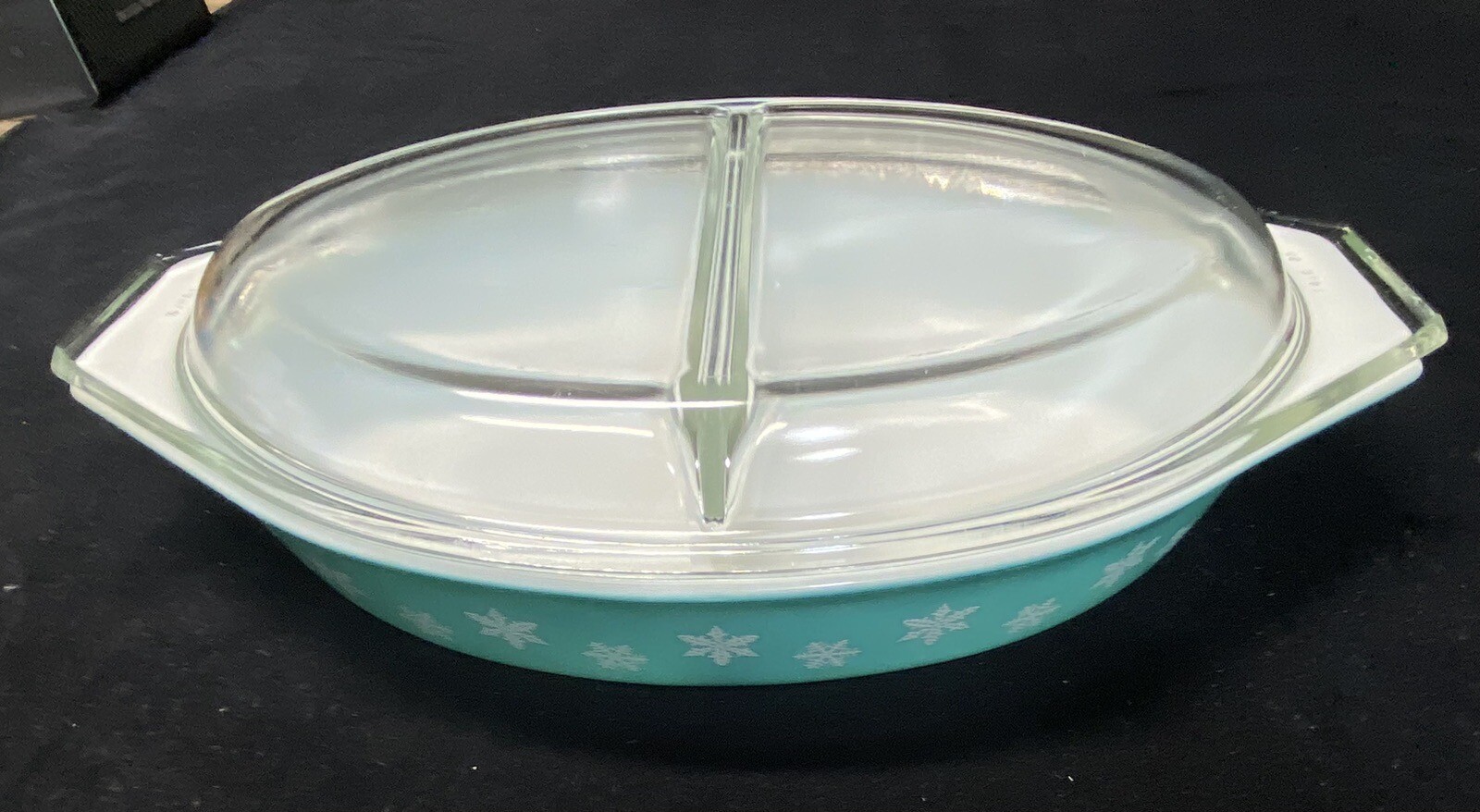 PYREX #063 1.5QT DIVIDED CASSEROLE DISH & CLEAR LID SNOWFLAKE BY ROBERT ...