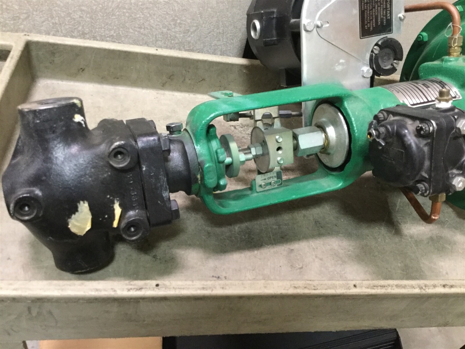 Fisher 667 Actuator with EZ Body and 3590 Electro-Pneumatic Positioner ...