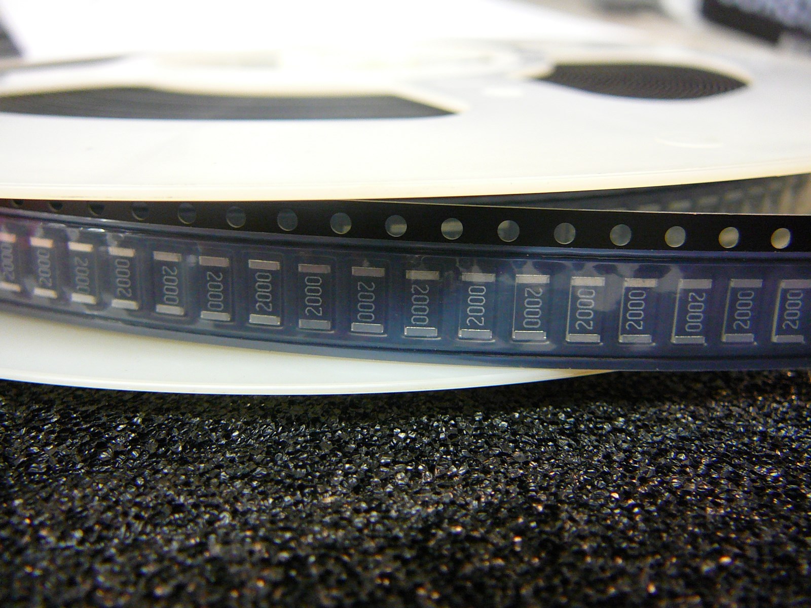 VISHAY CRCW2010 Thick Film CHIP RESISTOR 200Ω OHM 1%1/2W **NEW** 100 ...