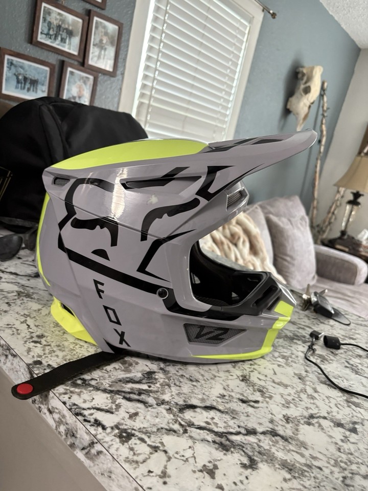 Men’s Fox V2 Helmet Size Med. Comes With Original Soft Case. | eBay