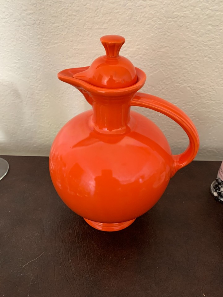VINTAGE ORIGINAL FIESTAWARE RED CARAFE WITH LID Rare Has a small chip ...